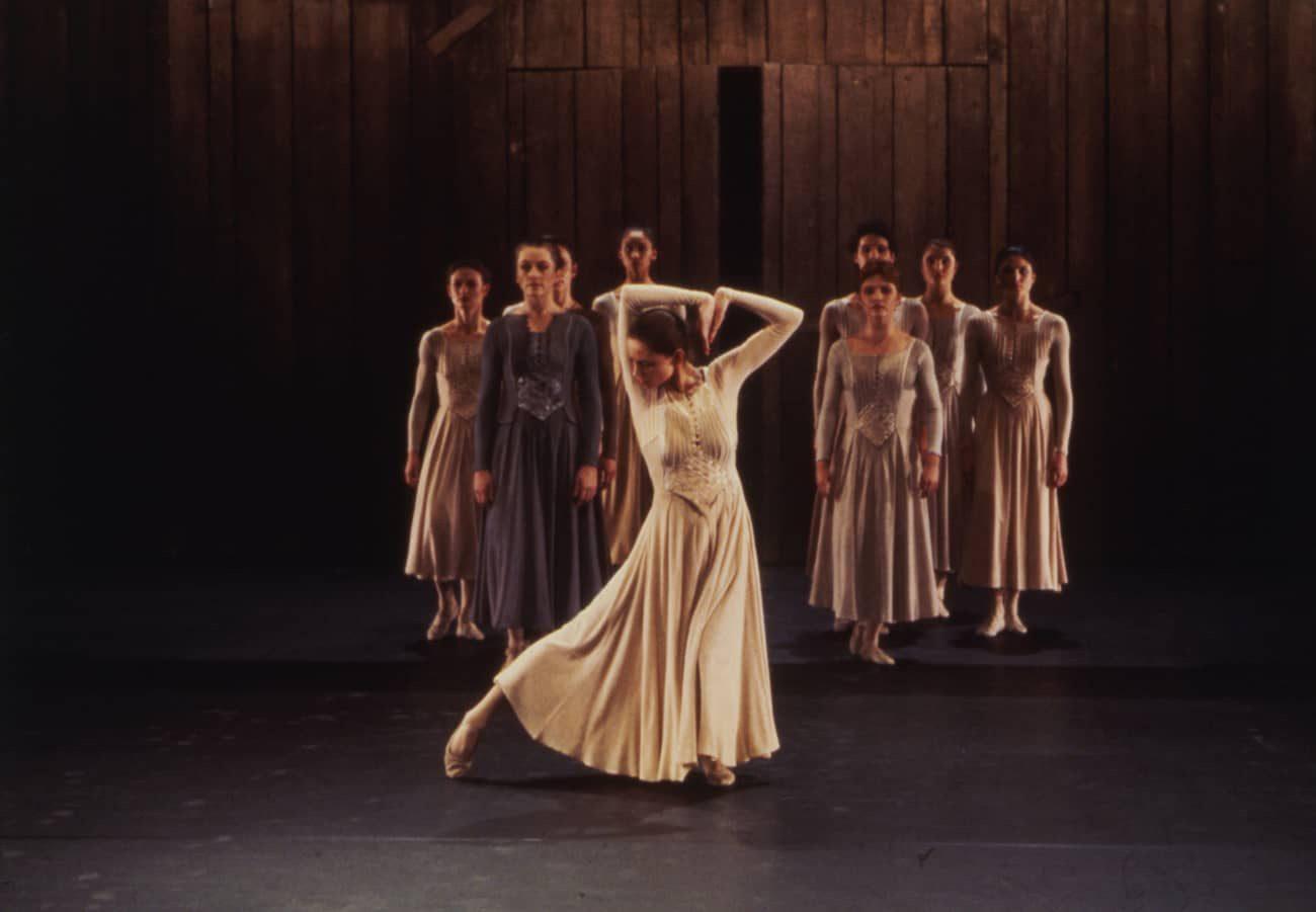 Jirí Kylián: Svadebka, Symphony of Psalms, Torso | Dance | videotanz